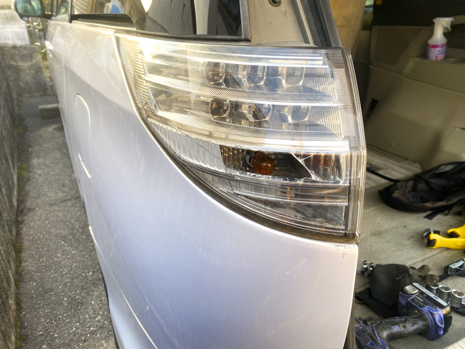 墓参りをしてエスティマのテールランプの交換 – AWL Action